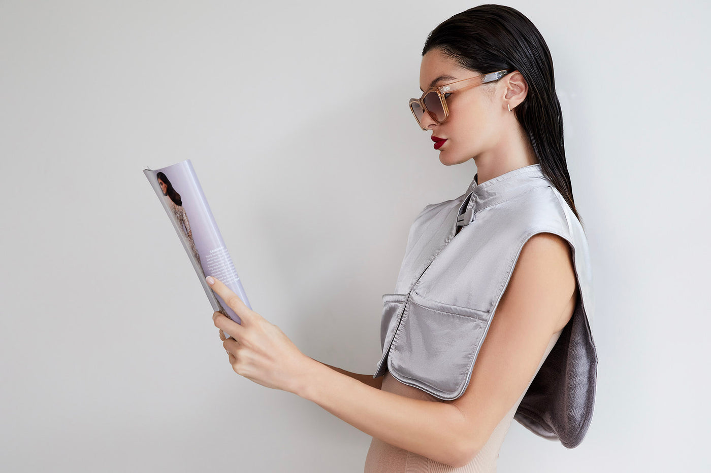 Monii | The beauty cape that elevates your getting ready experience